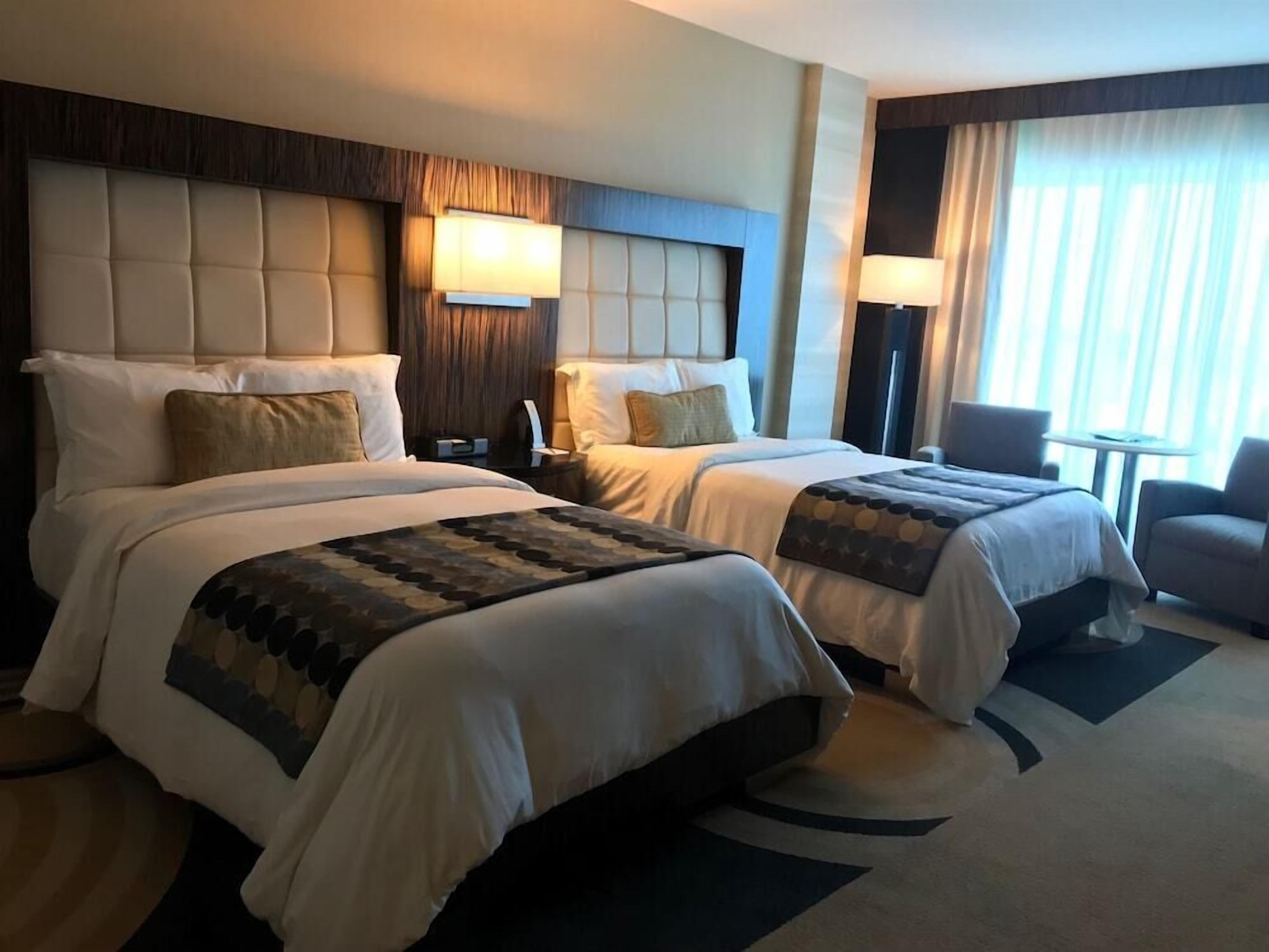Roupa de alta qualidade, cofre no quarto, secretária 