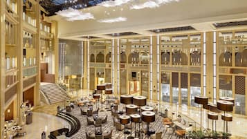 4 bares/lounges, este bar com transmissão de jogos em direto