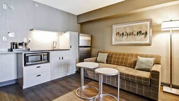 Suíte, 1 quarto | Roupas de cama antialérgicas, cofres nos quartos, escrivaninha