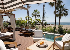 Piscina externa, barracas, guarda-sóis