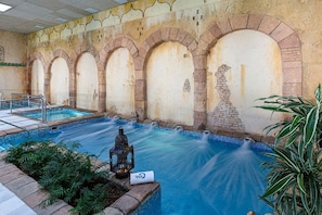 Sauna seca, banheira de hidromassagem, banho turco/hammam