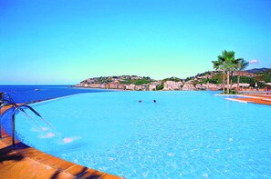 Piscina interna, 3 piscinas externas, guarda-sóis, espreguiçadeiras