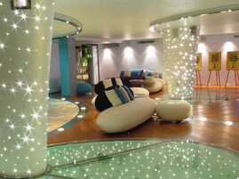 Interior moderno com arranjos de assentos exclusivos e piso de vidro.