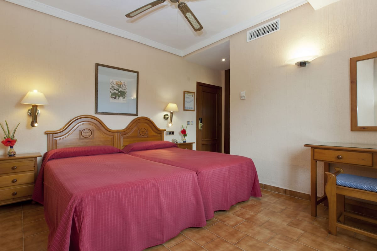 Cofre no quarto, secretária, Wi-fi grátis, roupa de cama fornecida