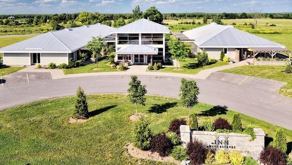 Huff Estates Inn & Winery - Prince Edward