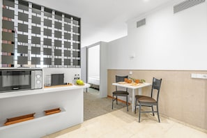 Suite Superior, kitchenette | Cozinha privada | Um frigorífico, uma placa de cozinha, uma chaleira elétrica 