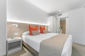 Suíte superior, cozinha americana | Frigobar, cofres nos quartos, escrivaninha, cortinas blackout