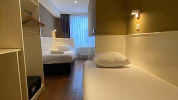 Quarto econômico | Cofres nos quartos, escrivaninha, ferros/tábuas de passar roupa