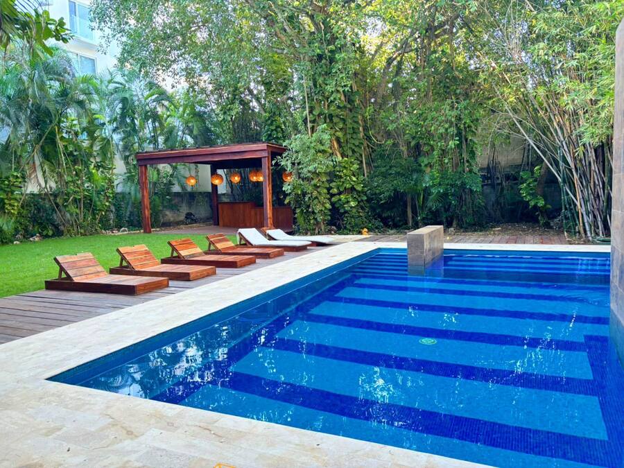 Piscina exterior, espreguiçadeiras