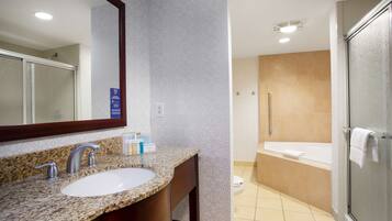 1 Cama King-size, Não-fumadores, com Banheira de hidromassagem | Casa de banho | Um secador de cabelo, toalhas fornecidas