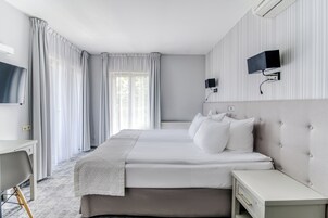 Quarto Duplo Deluxe | Cofre no quarto, secretária 
