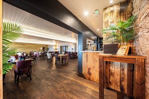 Pequenos-almoços, almoços, jantares servidos, cozinha local 