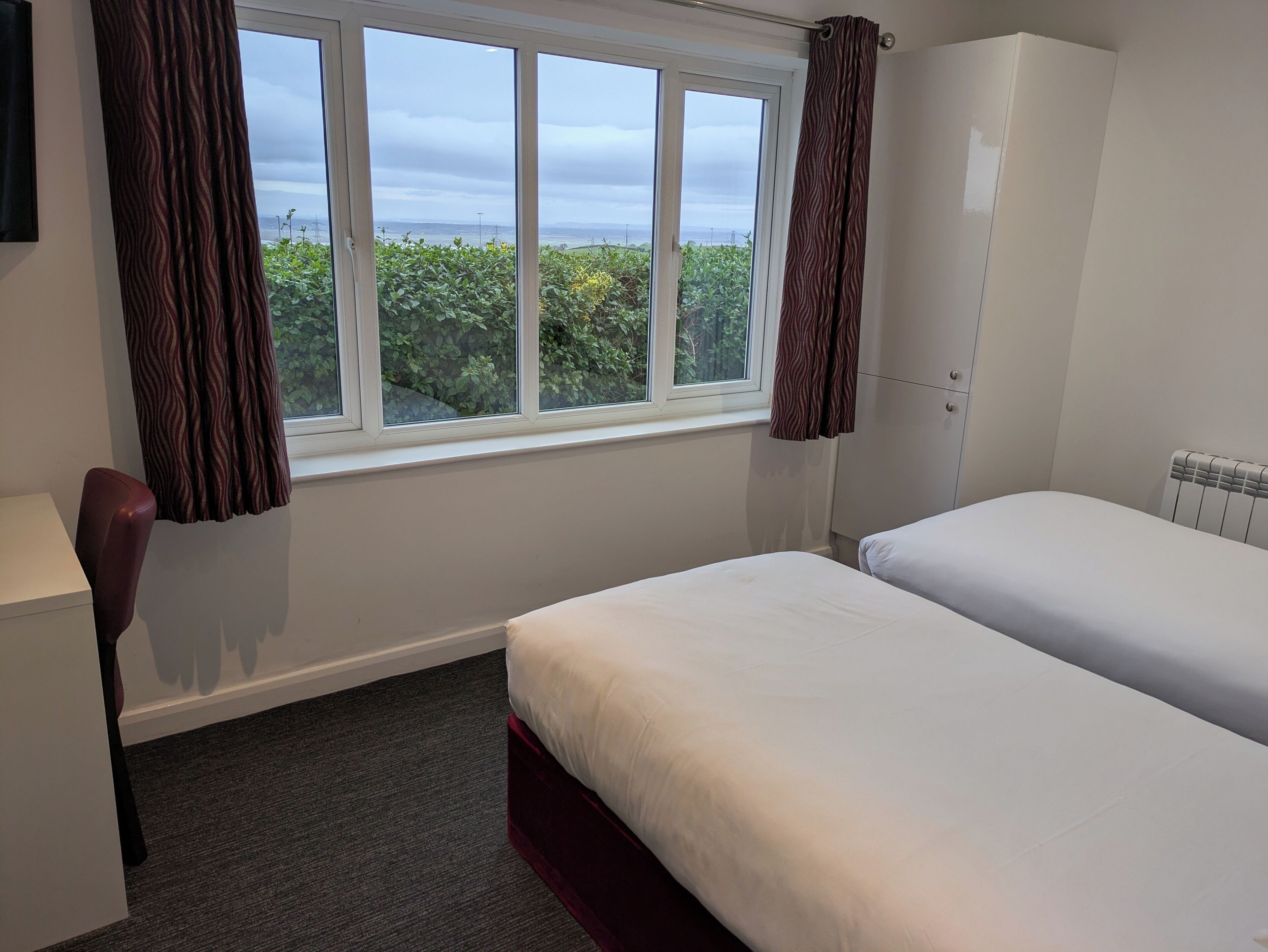 Twin Room - Disability Access | Com decoração personalizada, com mobília individualizada, secretária 