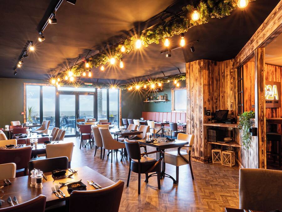 Pequenos-almoços, almoços, jantares servidos, cozinha local