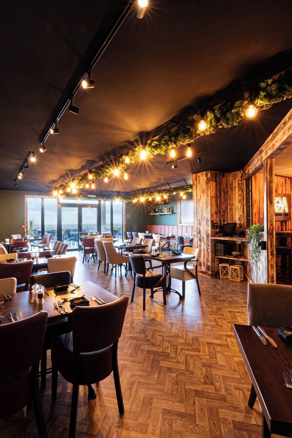 Pequenos-almoços, almoços, jantares servidos, cozinha local