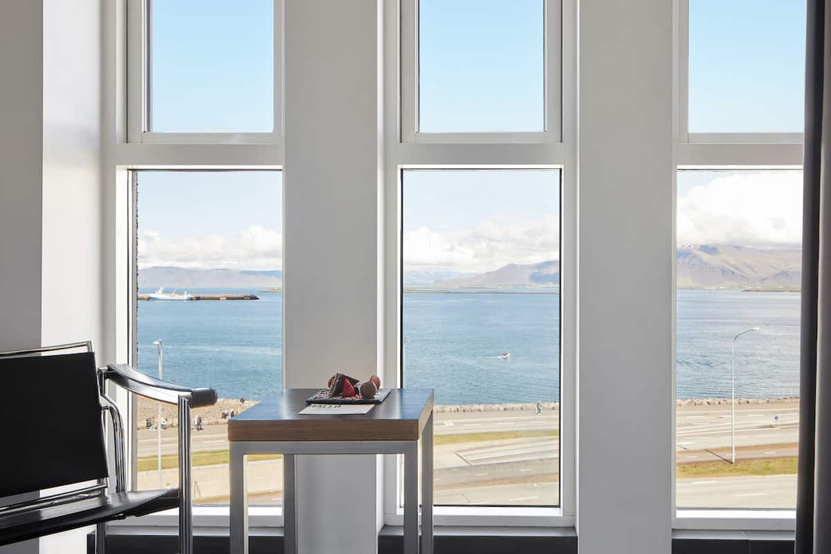 Quarto Deluxe, vista para o mar | Minibar, cofre no quarto, secretária