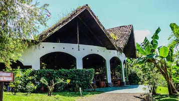 2 restaurantes, almoços servidos, cozinha internacional