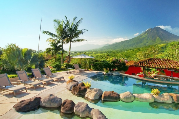 Piscina externa, espreguiçadeiras