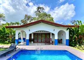 Arenal Two Bedroom Villa | Edredons de pluma, camas com colchões pillow-top, cofres nos quartos