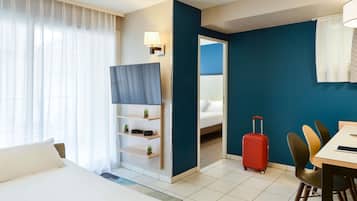 Apartamento, 2 quartos (5-6 People) | Cofre no quarto, secretária