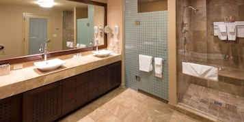 North Executive Suite, 1 King, Non-Smoking | Casa de banho | Uma combinação polibã/banheira, artigos de higiene pessoal grátis 