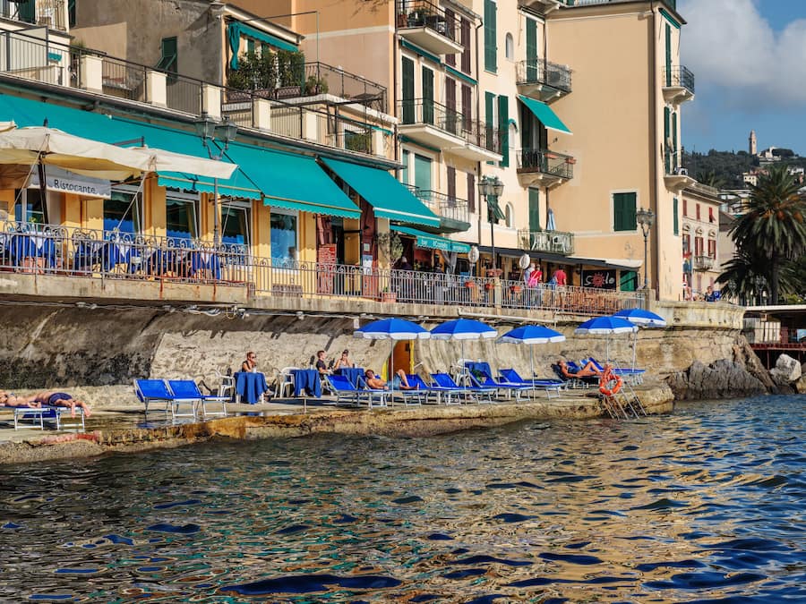 Uma praia privada nas proximidades, espreguiçadeiras, toalhas de praia