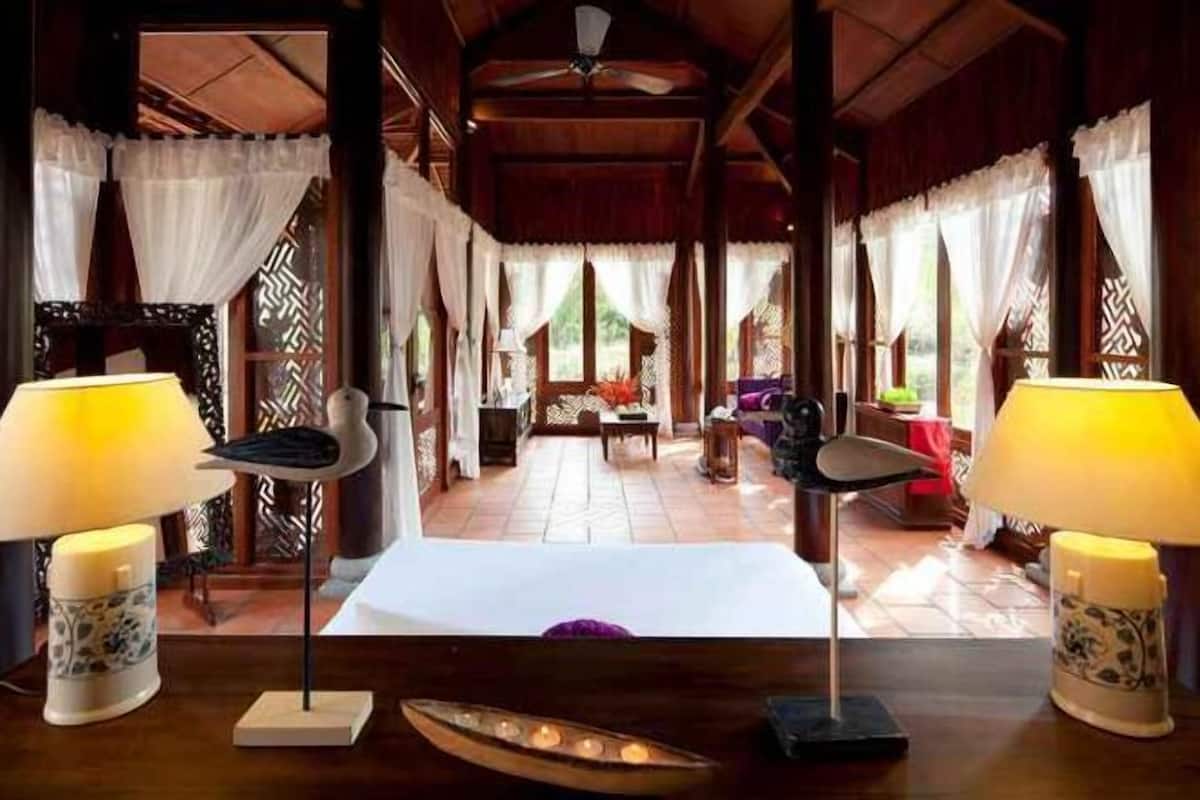 Camas com colchões pillow-top, frigobar, cofres nos quartos