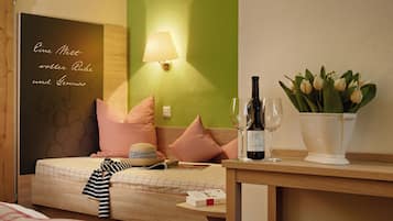 Quarto casal romântico (with Bath Romantic) | 1 quarto, roupas de cama premium, edredons de pluma, cofres nos quartos