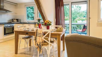 Apartamento família, 1 quarto, sacada | Opções para refeição no quarto