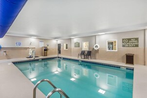 Piscina sem permissão para saltos, salva-vidas de serviço e aviso de proibição de mergulhos.