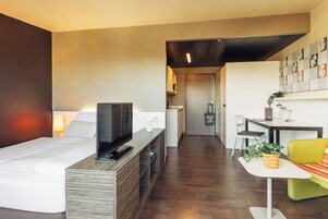 Estúdio, varanda | Roupa hipoalergénica, cofre no quarto, secretária 