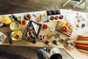 Pequeno-almoço tipo buffet diário (18 EUR por pessoa) 