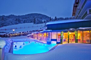 Piscina exterior, guarda-sóis, espreguiçadeiras 