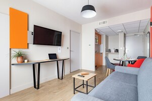 Appartement T2 | Roupa de alta qualidade, secretária, ferro/tábua de engomar