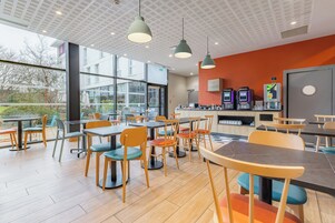 Pequeno-almoço tipo buffet diário (13.9 EUR por pessoa) 