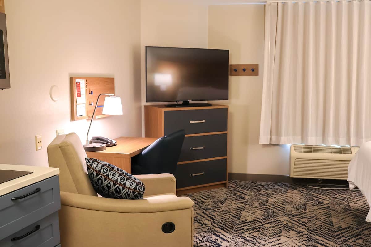 Suíte estúdio, 1 cama Queen | 1 quarto, escrivaninha, ferros/tábuas de passar roupa, Wi-Fi de cortesia