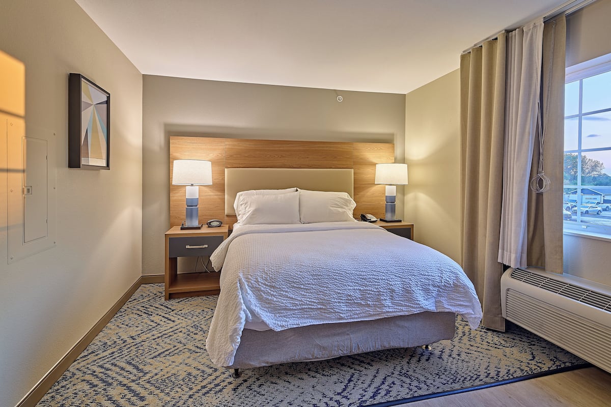 Suíte estúdio, 1 cama Queen | 1 quarto, escrivaninha, ferros/tábuas de passar roupa, Wi-Fi de cortesia