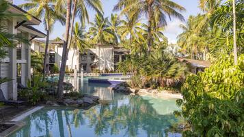 Piscina externa, espreguiçadeiras