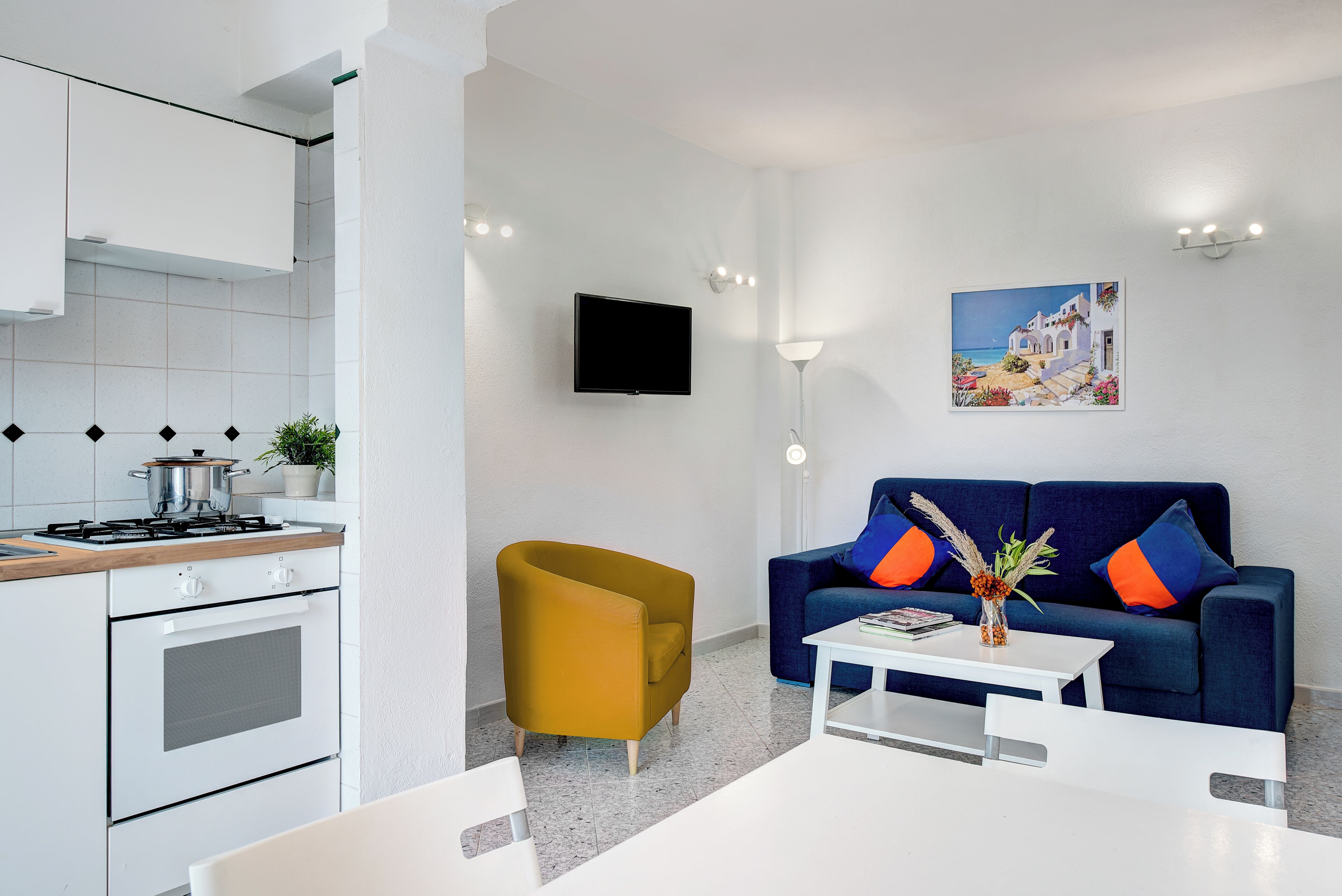 Classic Apartment 2 Bedrooms Terrace/Patio Sea View | Roupas de cama premium, edredons de pluma, cofres nos quartos