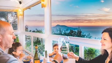 Almoços, jantares servidos, cozinha italiana, junto à piscina