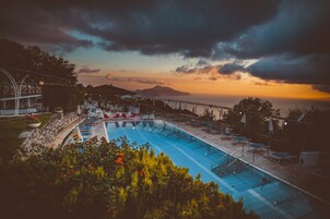 Piscina exterior, guarda-sóis, espreguiçadeiras