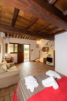 Quarto Familiar | Minibar, cofre no quarto, secretária, Wi-fi grátis 