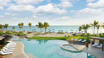 6 piscinas externas, funciona das 7h às 19h, barracas de cortesia