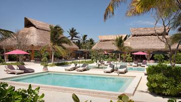 6 piscinas externas, funciona das 7h às 19h, barracas de cortesia