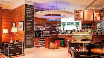 3 restaurantes, pequenos-almoços servidos