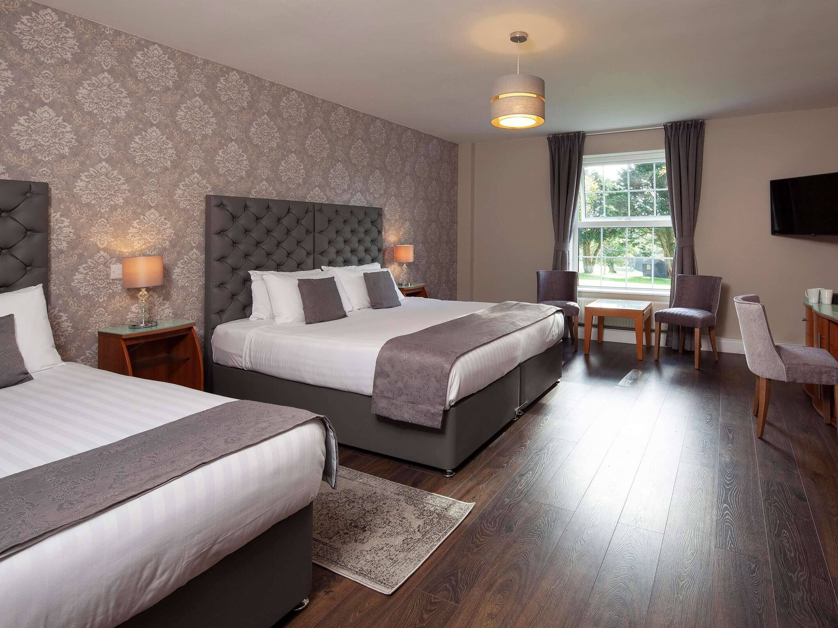 Quarto Triplo Premier | Secretária, ferro/tábua de engomar, roupa de cama fornecida 