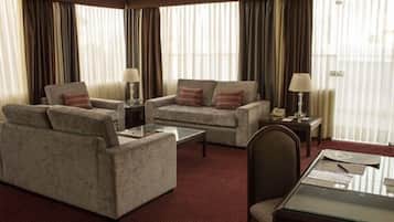 Suite Deluxe, 1 cama queen-size | Sala | Televisor