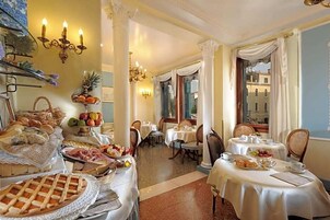 Pequenos-almoços, almoços e jantares servidos