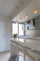 Apartamento Standard, 3 quartos | Cozinha privada | Um frigorífico, um micro-ondas, uma placa de cozinha