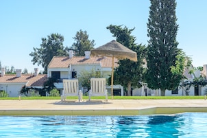 Piscina externa, guarda-sóis, espreguiçadeiras